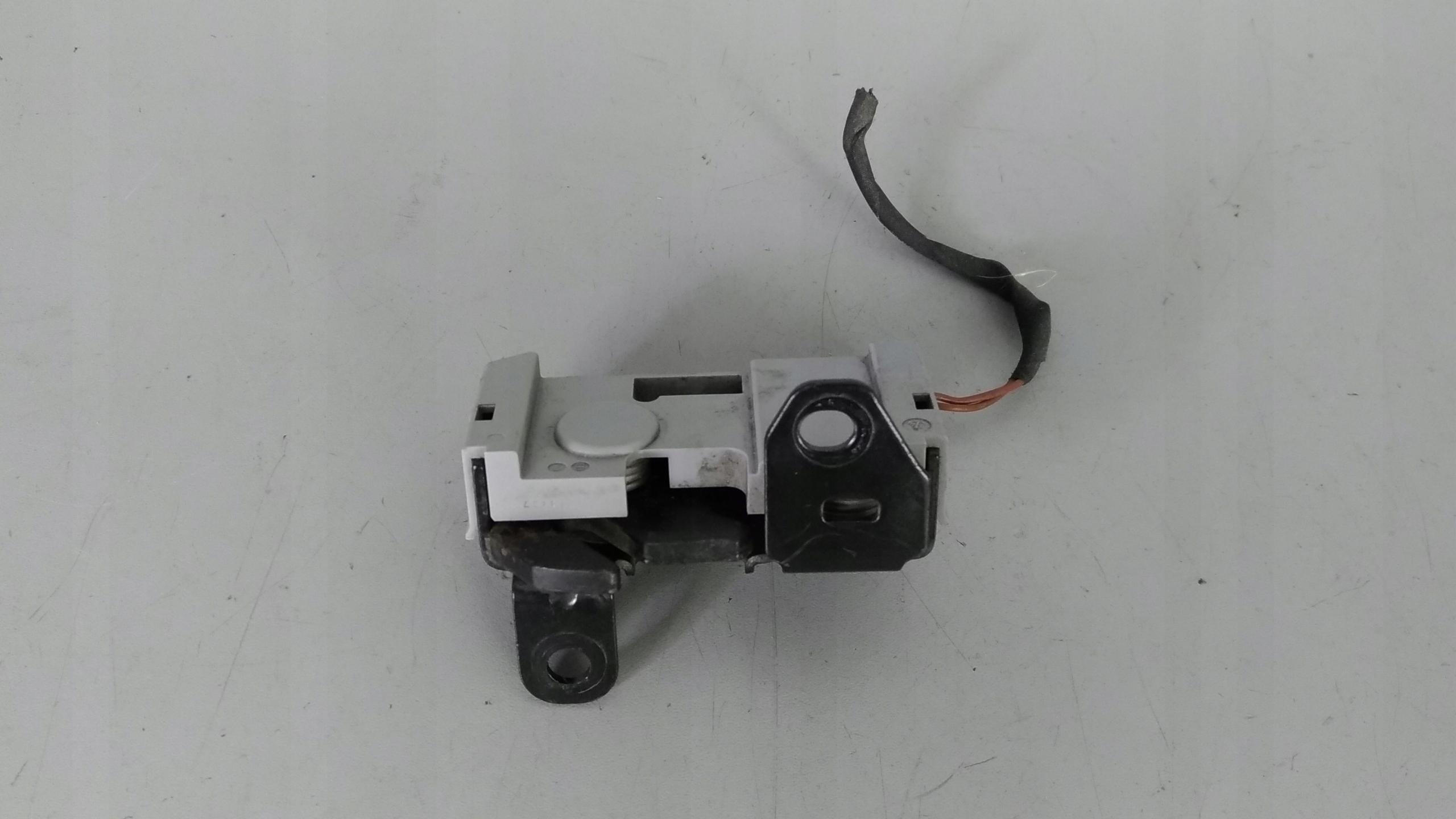 W205 C200 ZAMEK MASKI PRAWY A2048704458 - 7549612280 - oficjalne ...