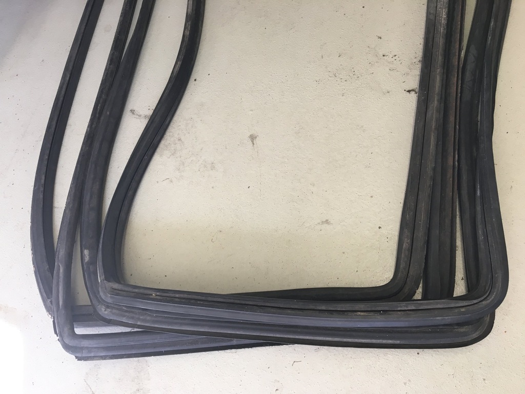 Zestaw części Mercedes W114 W115 lampa uszczelka - 7100685395 ...